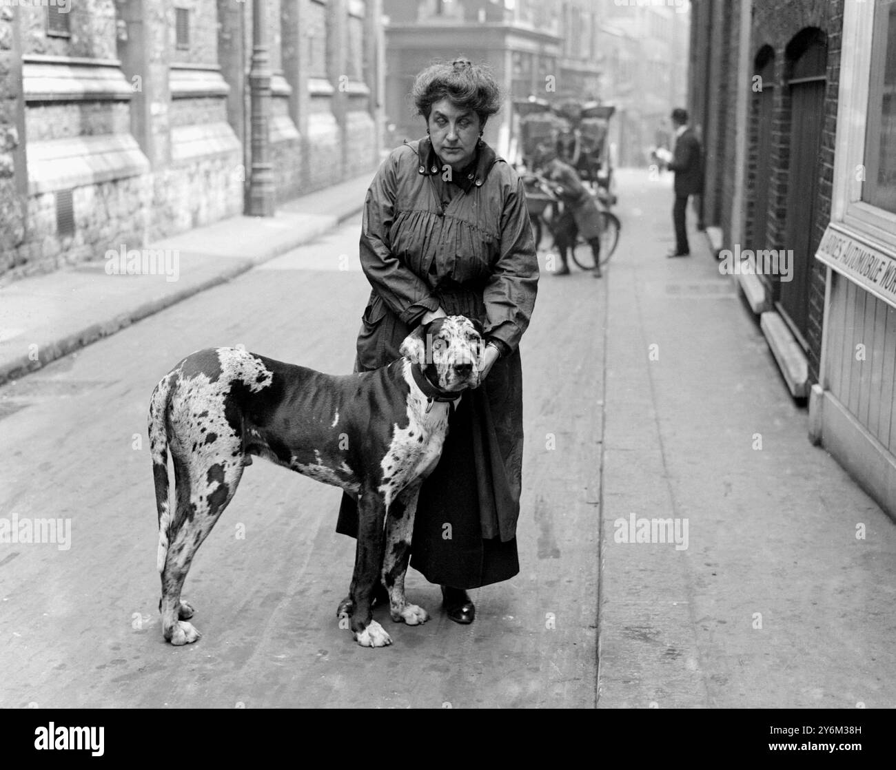 Ladies automobile workshop hi-res stock photography and images - Alamy