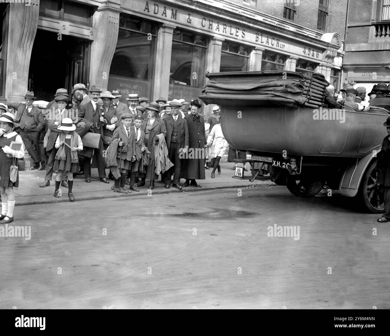 Charabanc load of holidaymakers. Baycliff, South Ulverston, Cumbria ...