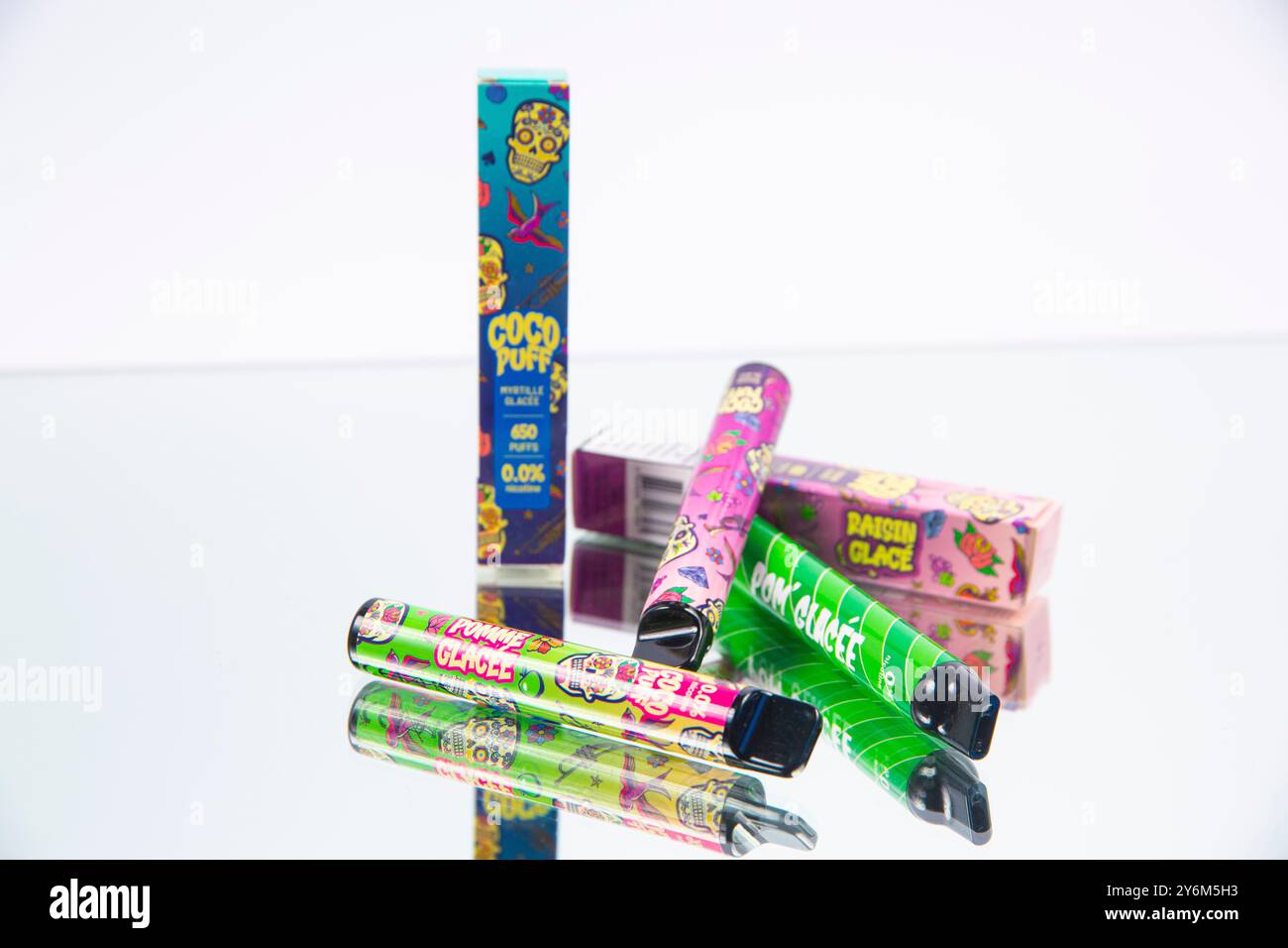 Electronic cigarette teen hi-res stock photography and images - Alamy