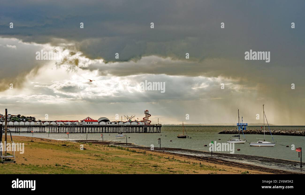 Pier and storms hi-res stock photography and images - Alamy