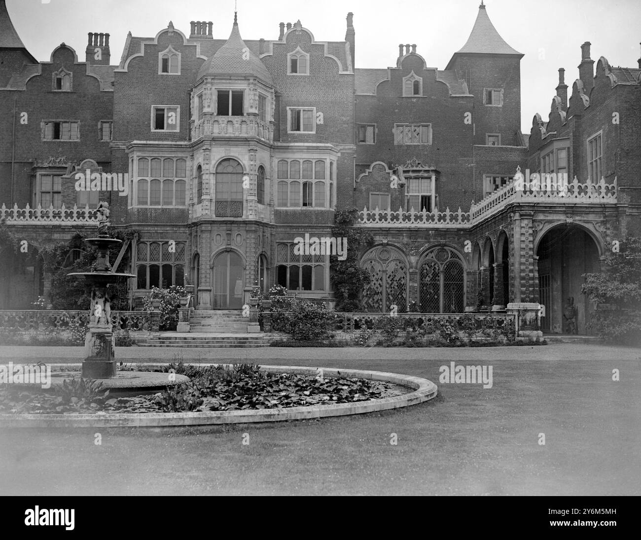 Holland House, Kensington, and gardens. 26 June 1924 Stock Photo - Alamy