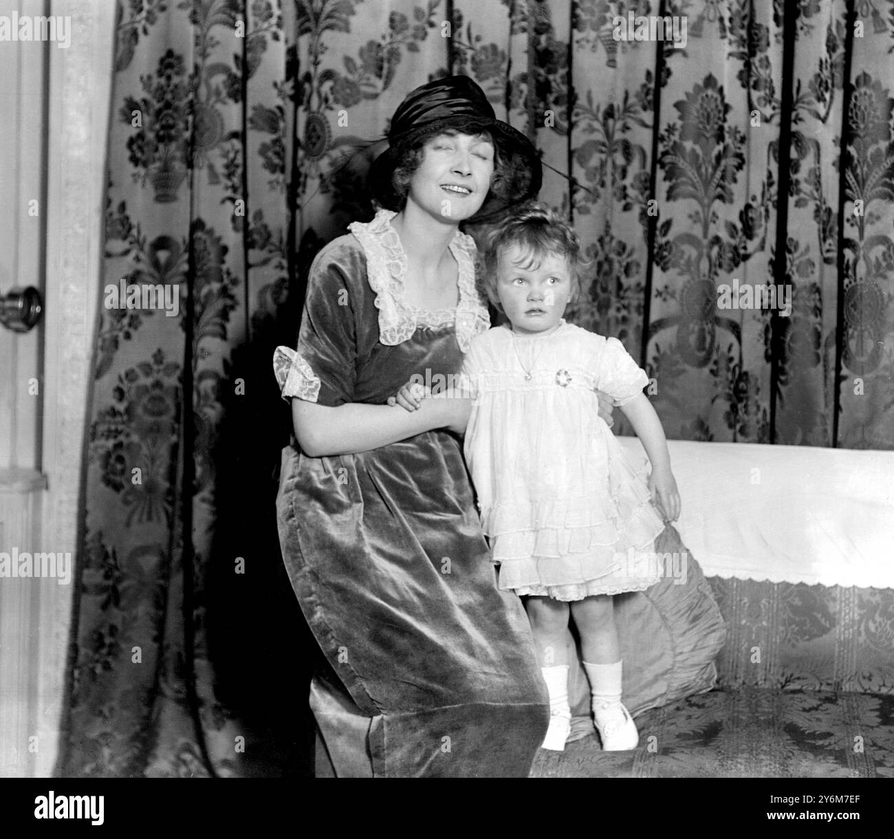 Mary glynne and daughter hazel Black and White Stock Photos & Images ...
