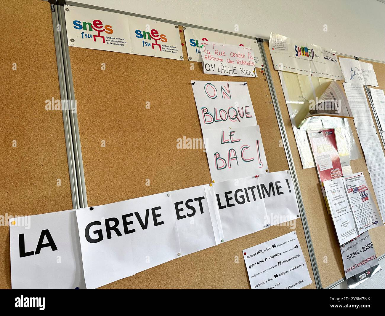 School notice board hi-res stock photography and images - Alamy