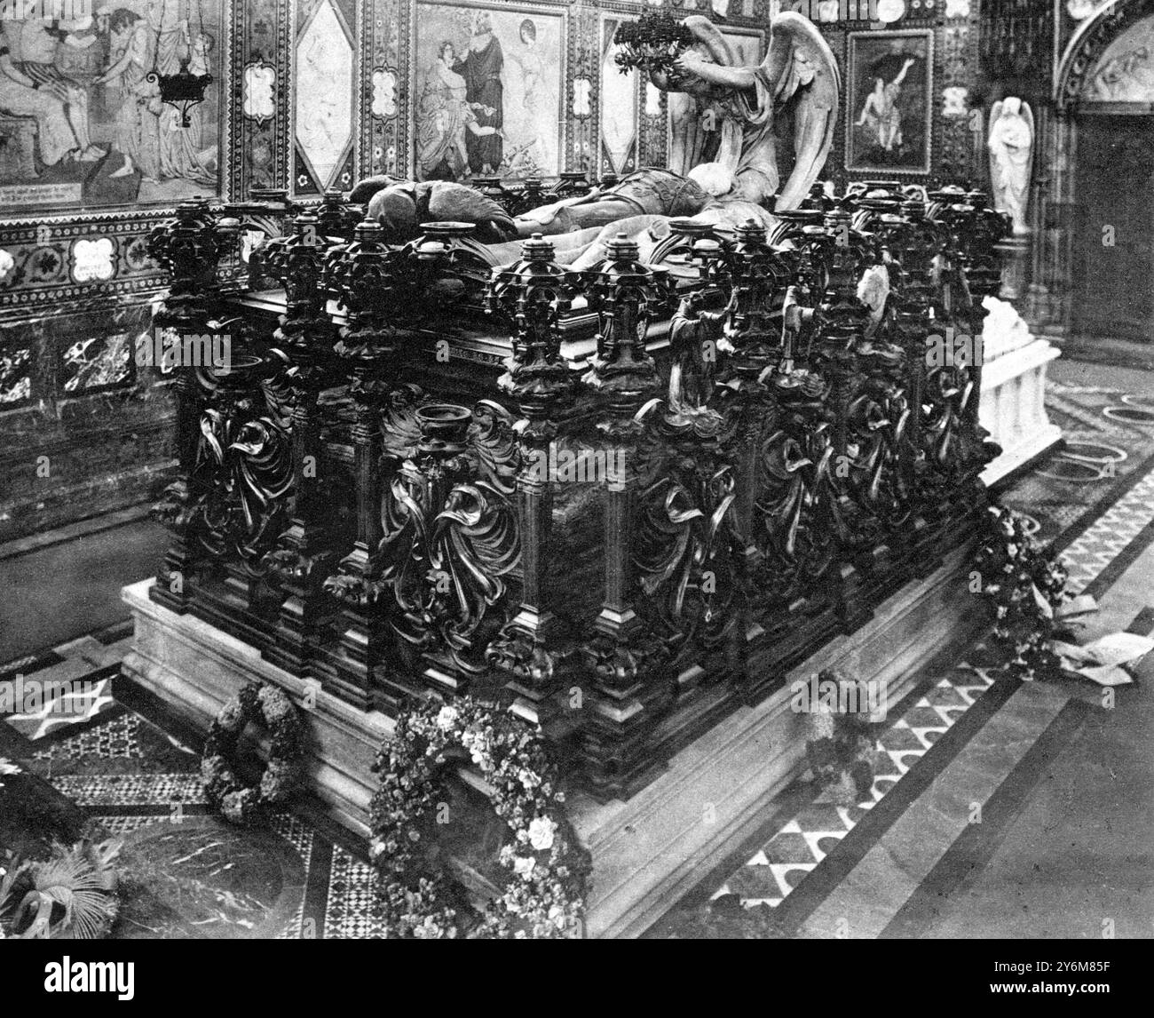 Showing (at left end) two of the empty cup-like stands for statuettes ...