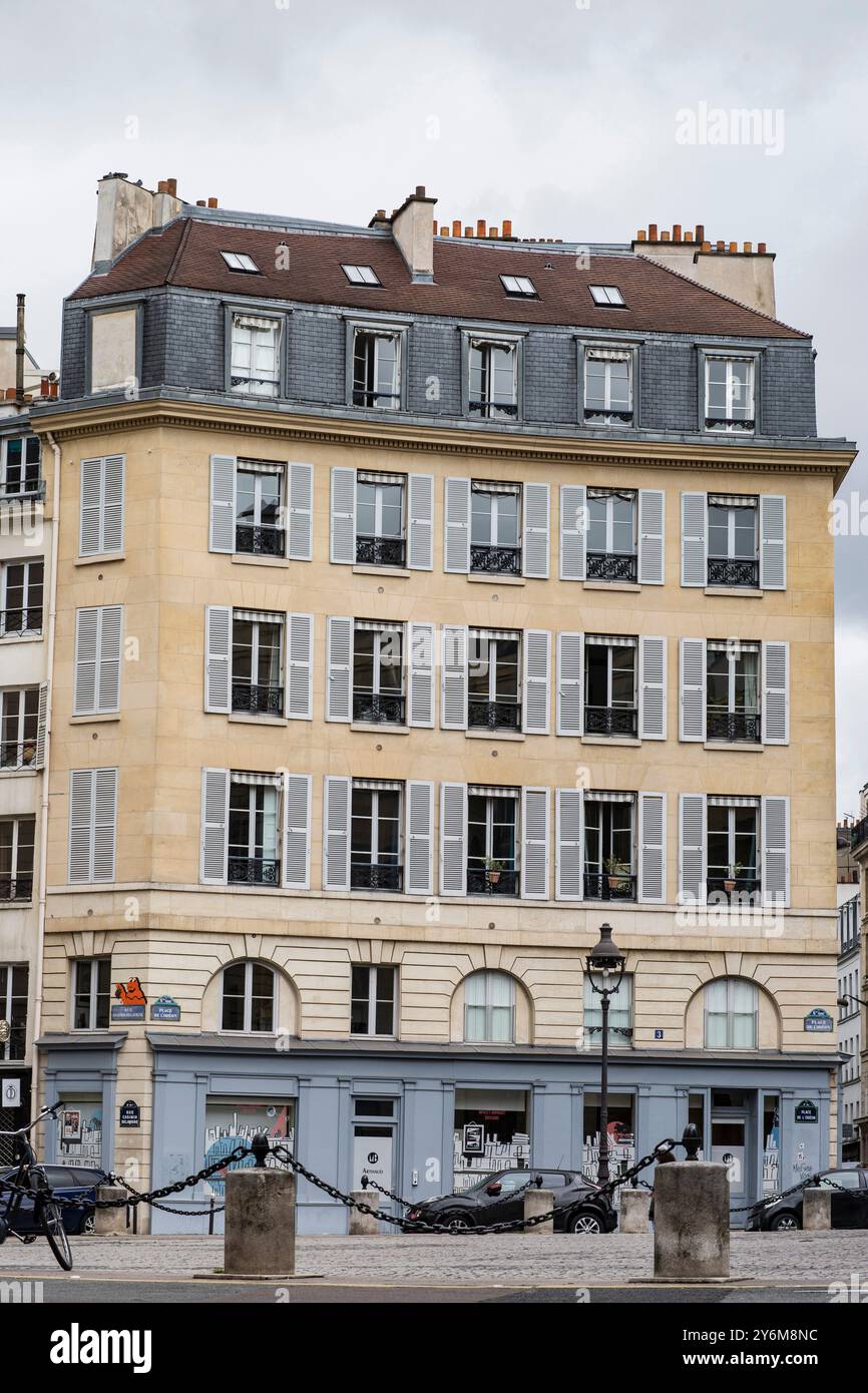 France, Paris, 75, 6th ARRT, Place de l'Odeon, building facade Stock ...