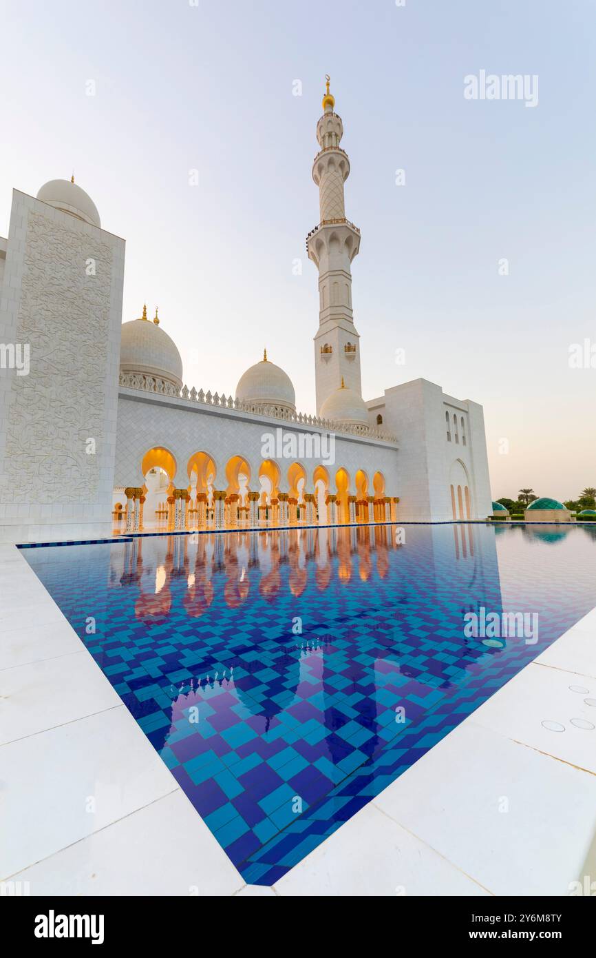 United Arab Emirates, Abu Dhabi. Sheikh Zayed Grand Mosque Stock Photo ...