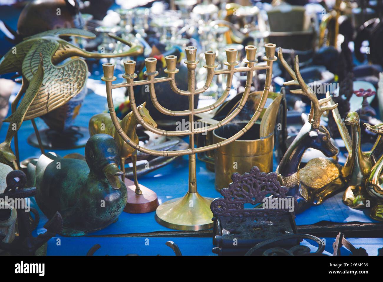 Outdoor antique market Stock Photo - Alamy
