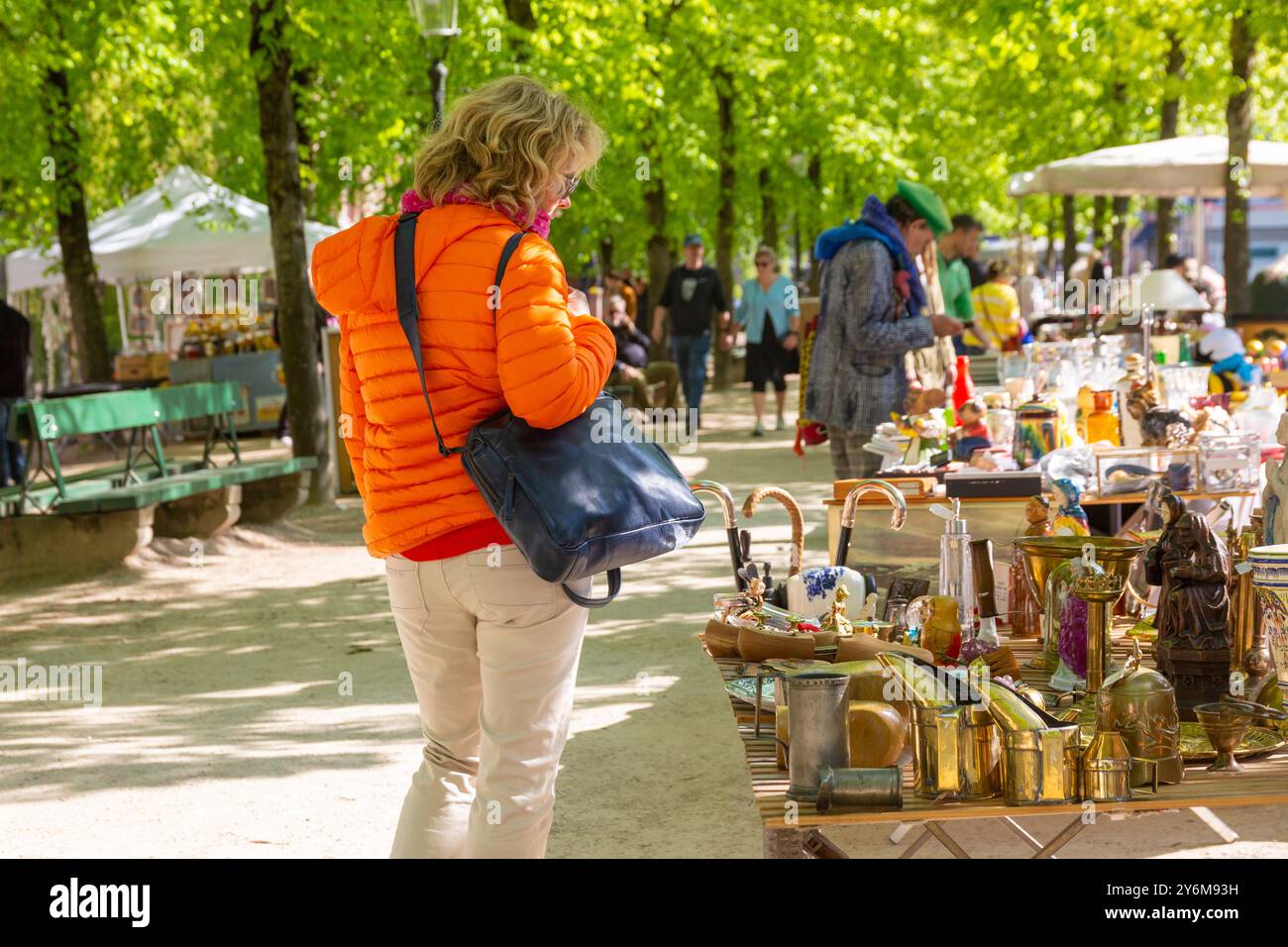 Outdoor antique market Stock Photo - Alamy