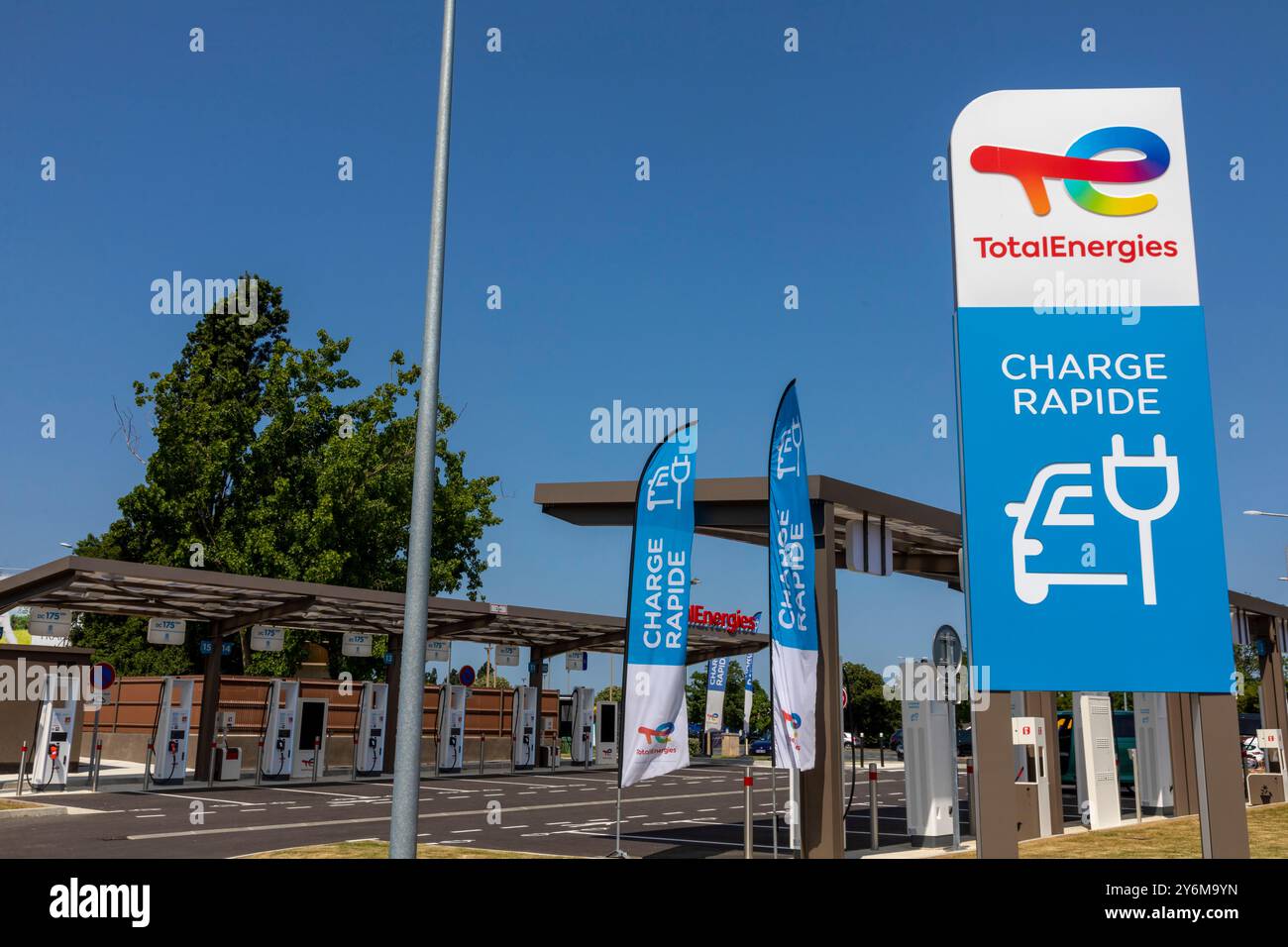 France, Totalenergies motorway service station for electric car ...