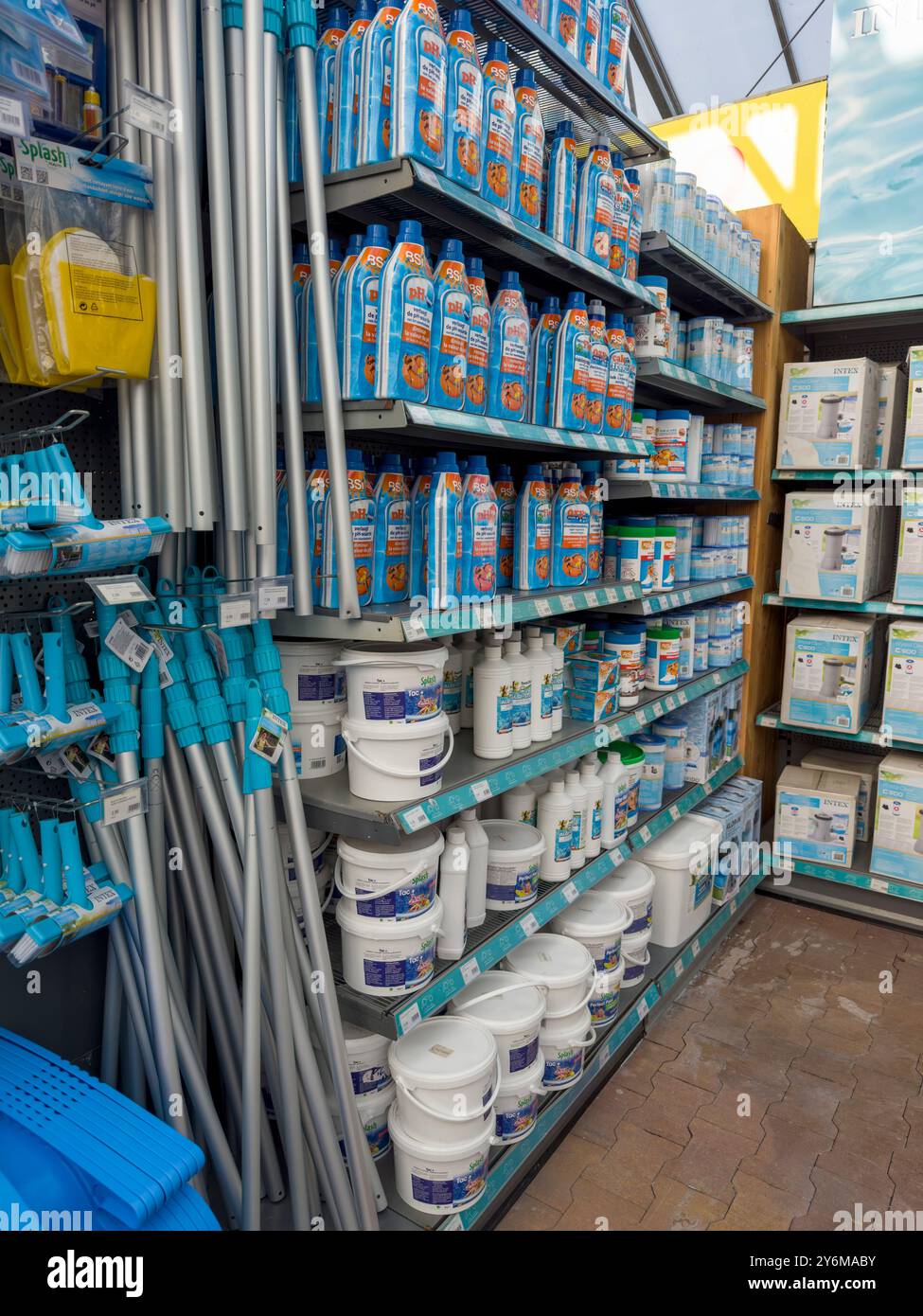 Center aisle supermarket hi-res stock photography and images - Alamy