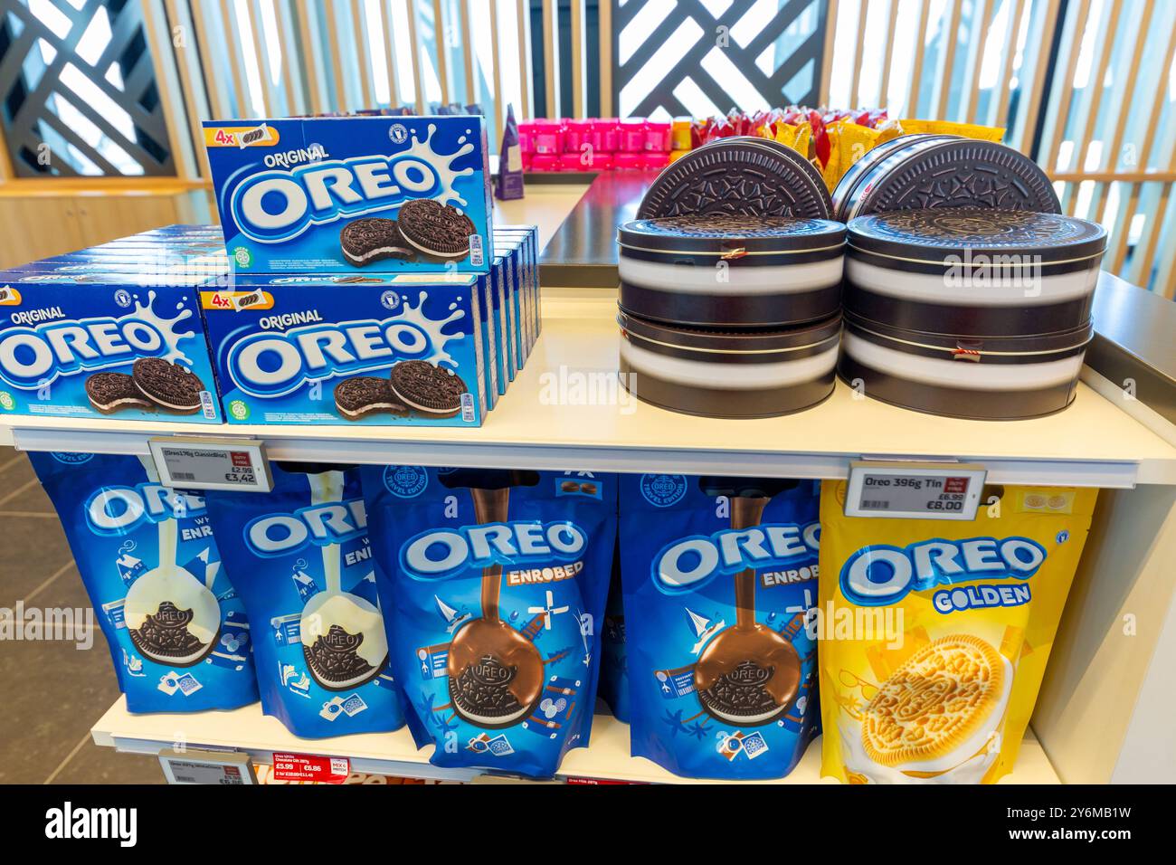 Oreo biscuits on a supermarket shelf Stock Photo - Alamy