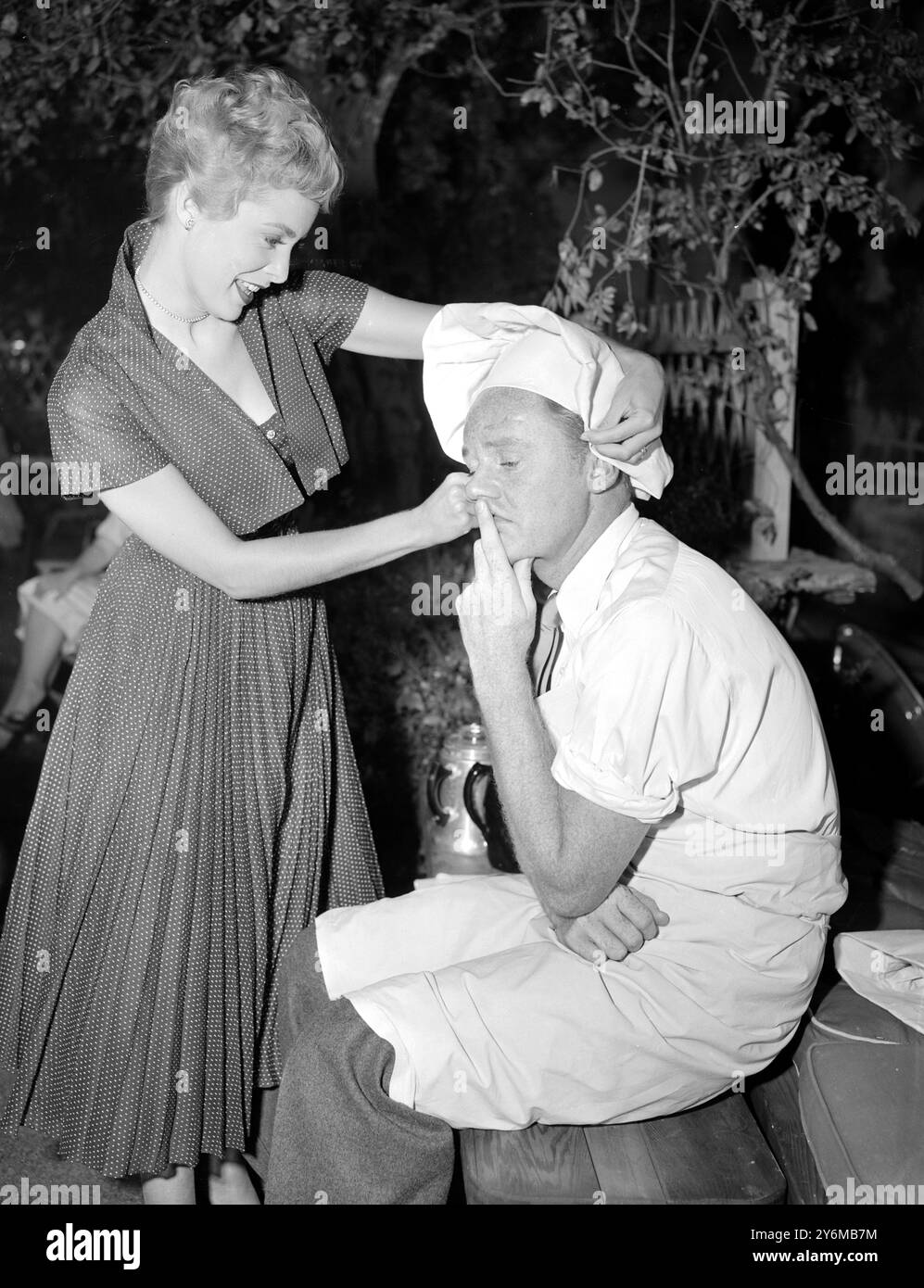 Hollywood: Lovely Janet Leigh looks as if she's trying to brighten up ...