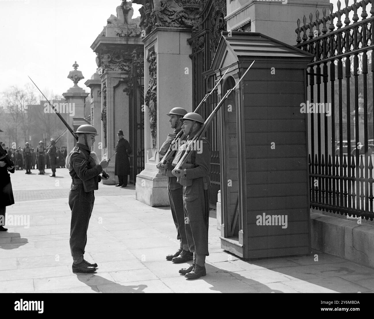 Canadian troops take over guard duty at Buckingham Palace. 17 April ...