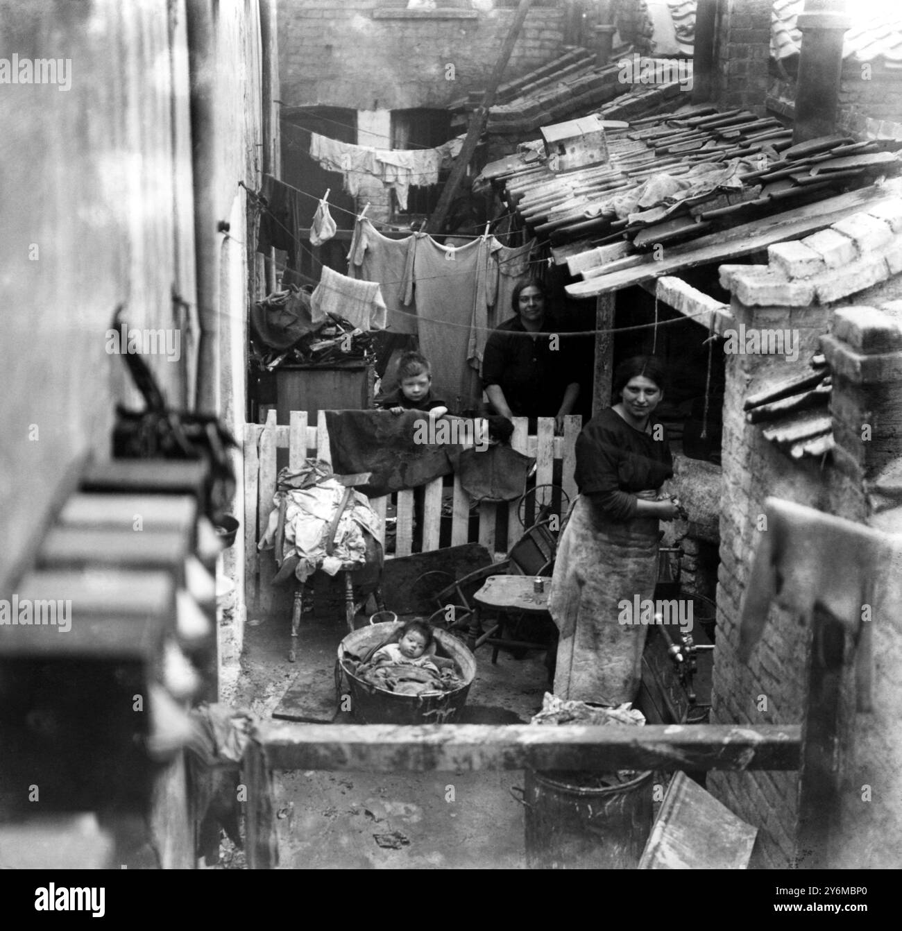 Two woman living in Shoreditch slums , 1922. Surviving and bringing up ...
