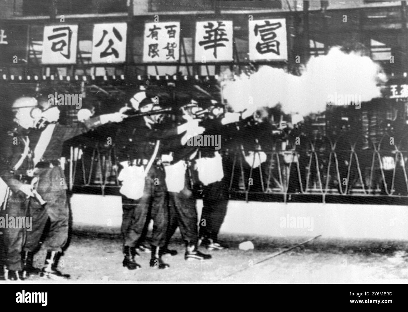 Hong Kong: A squad of riot police firing tear gas at teenage rioter in ...