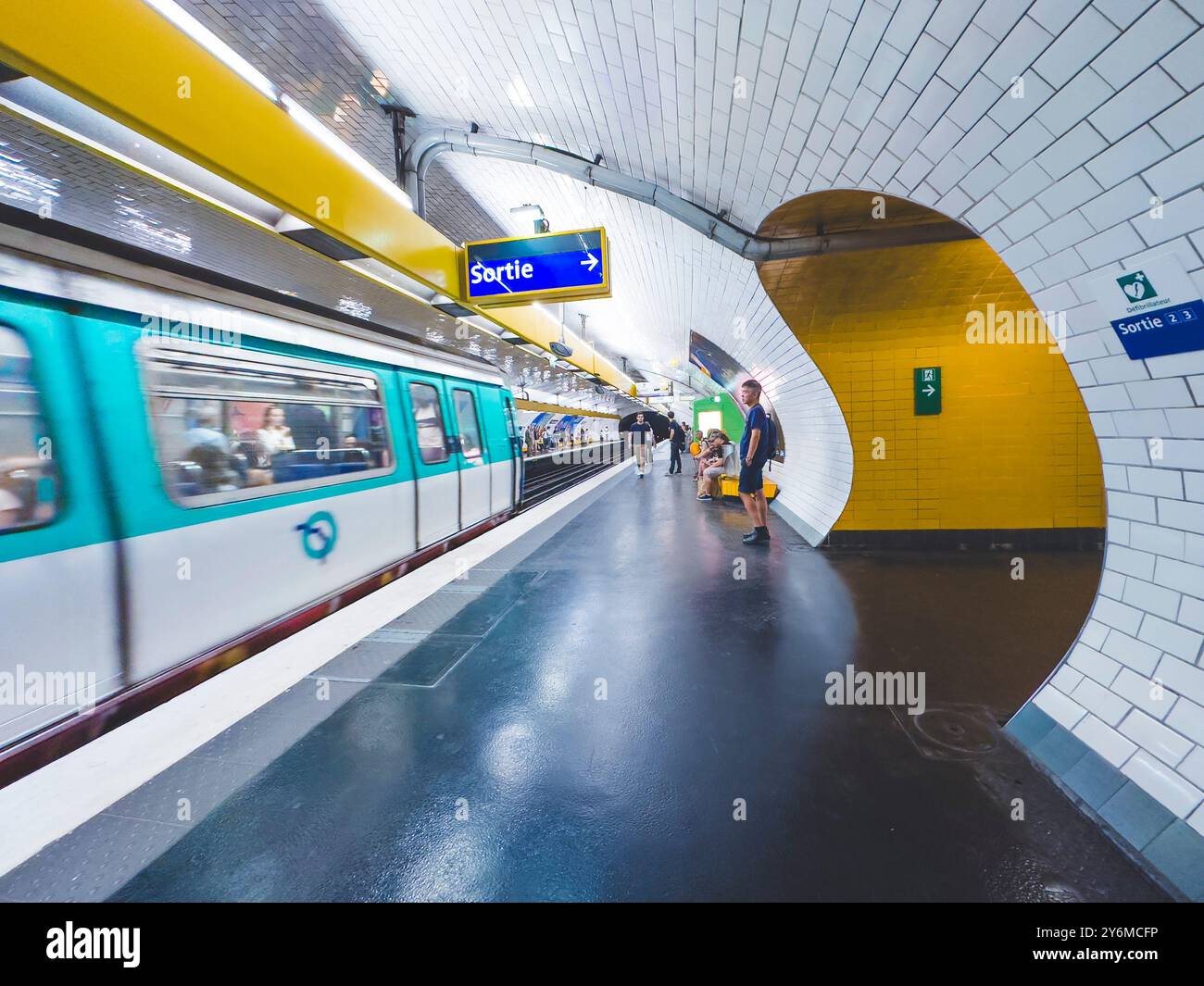 Paris france people inside metro hi-res stock photography and images ...