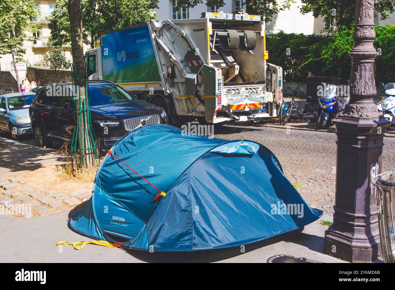 France, Paris, homeless in the street Stock Photo - Alamy