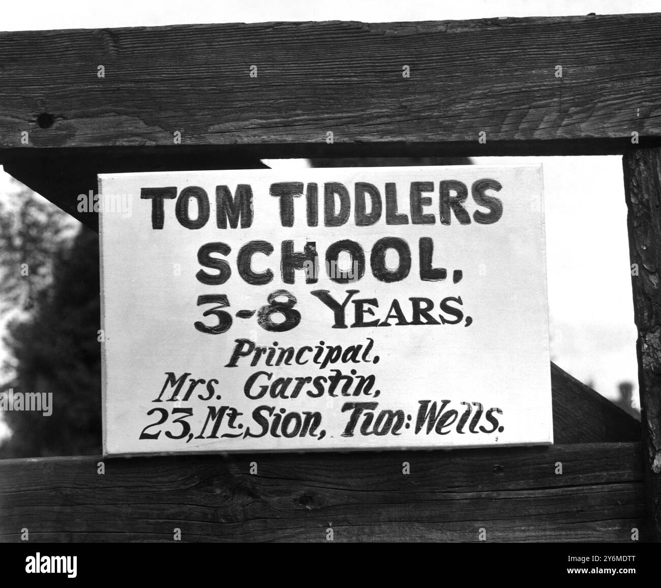 Tunbridge Wells. Kent. Primary school sign Stock Photo - Alamy
