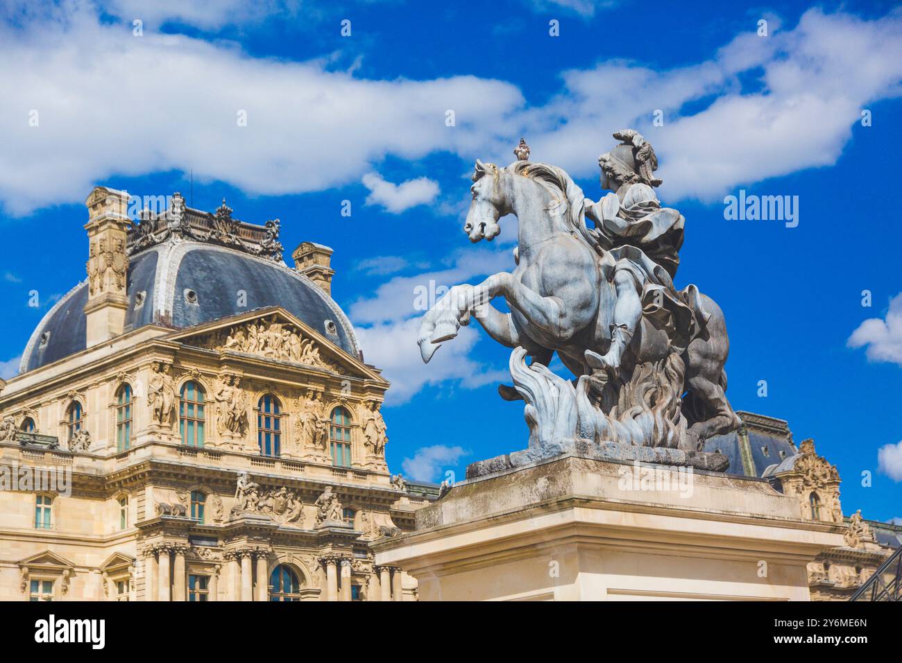 Louis xiv statue de france louvre hi-res stock photography and images ...