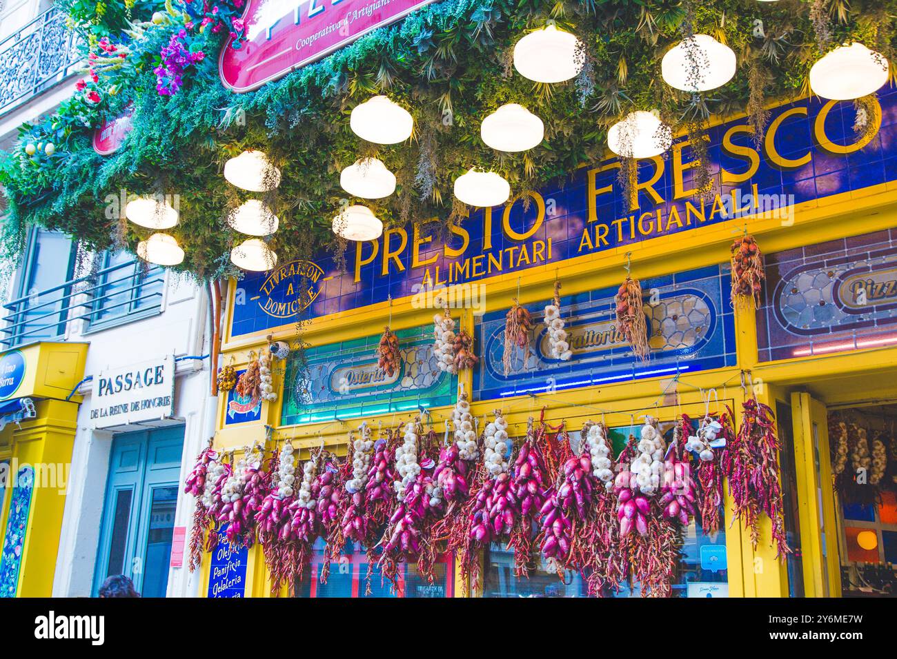 Paris france french restaurant hi-res stock photography and images - Alamy