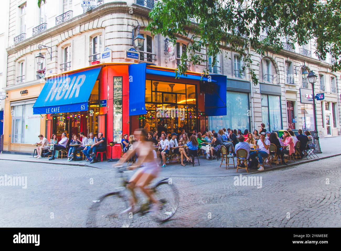 Paris france group bicycle hi-res stock photography and images - Alamy