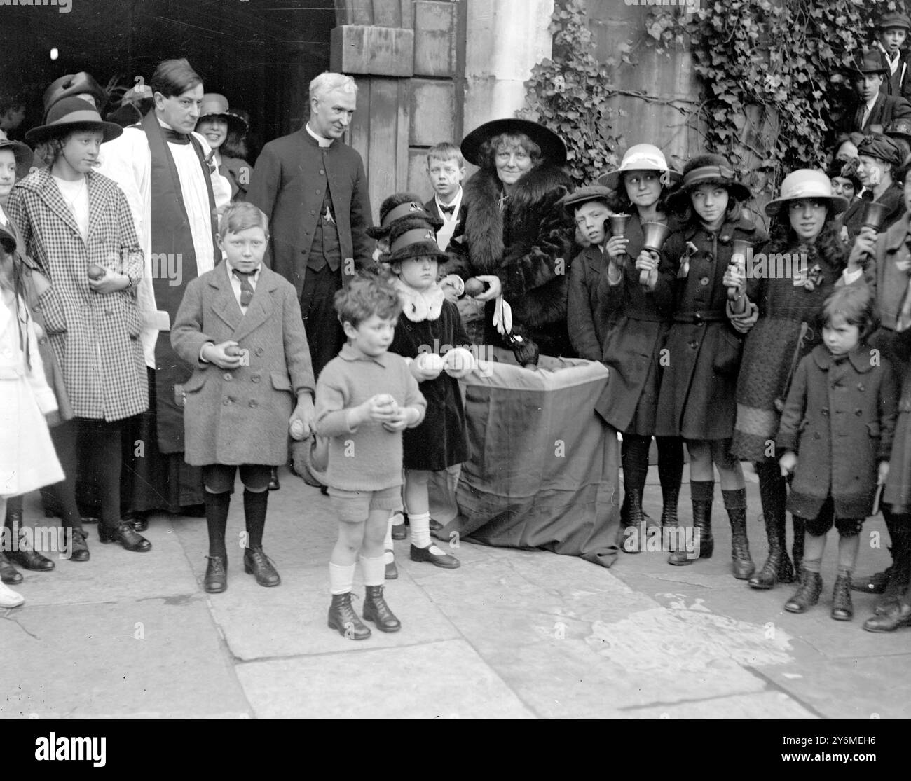 "Orange and lemons" Children playing the tune of "Orange and lemons" on ...