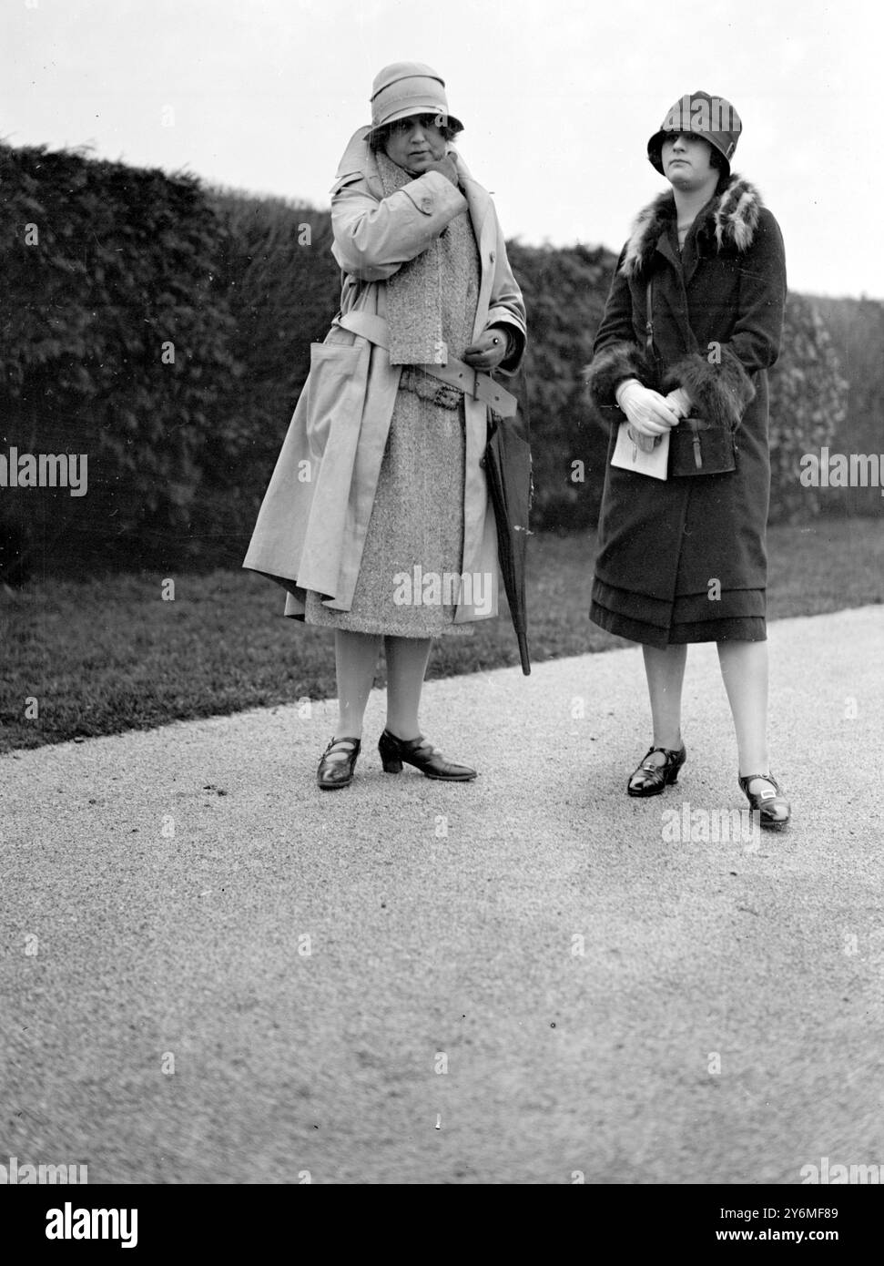 Warwick races Mrs. Bryan and Miss J. Loring 1927 Stock Photo - Alamy