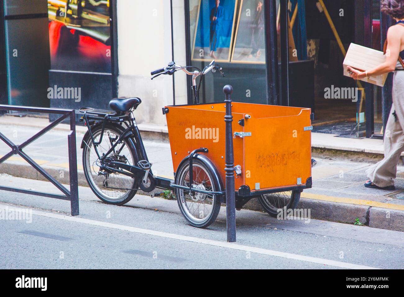Cargo bike delivery paris hi-res stock photography and images - Alamy