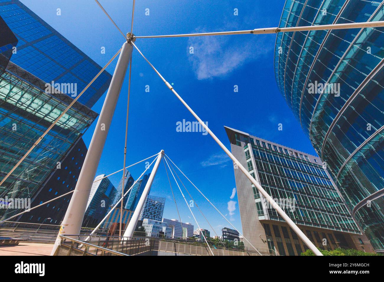 Bridge paris defense hi-res stock photography and images - Alamy
