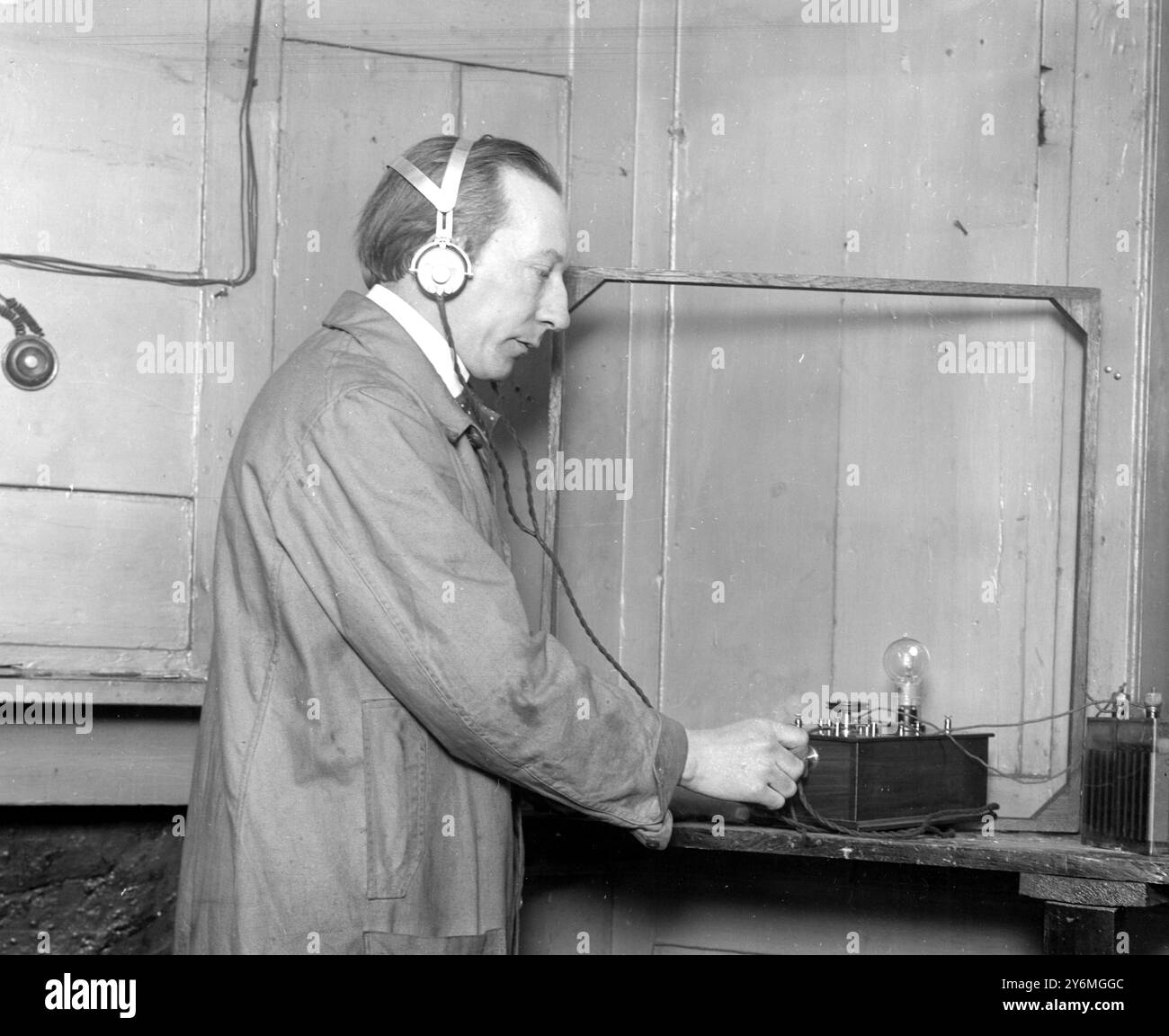 Colonel RE.B. Goupton well No inventor at work in his workshop 8 ...