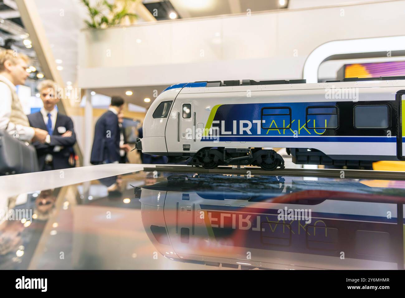 Messestand der Stadler Rail AG mit Modellen ihrer Neuheiten Flirt Akku ...