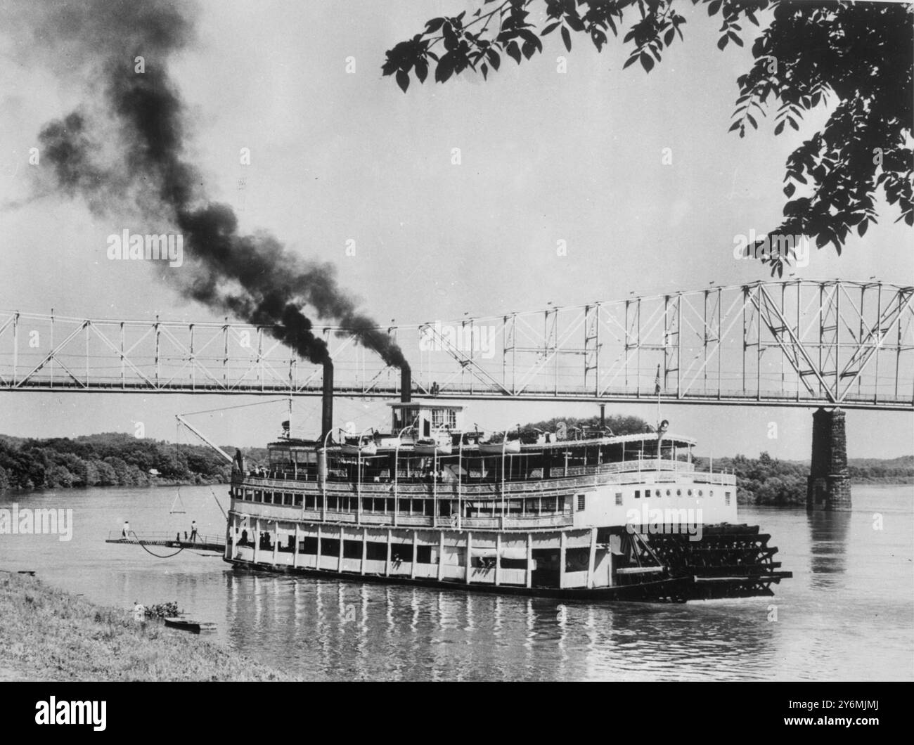 The riverboat "Belle of Louisville", steams along the Upper Ohio River ...