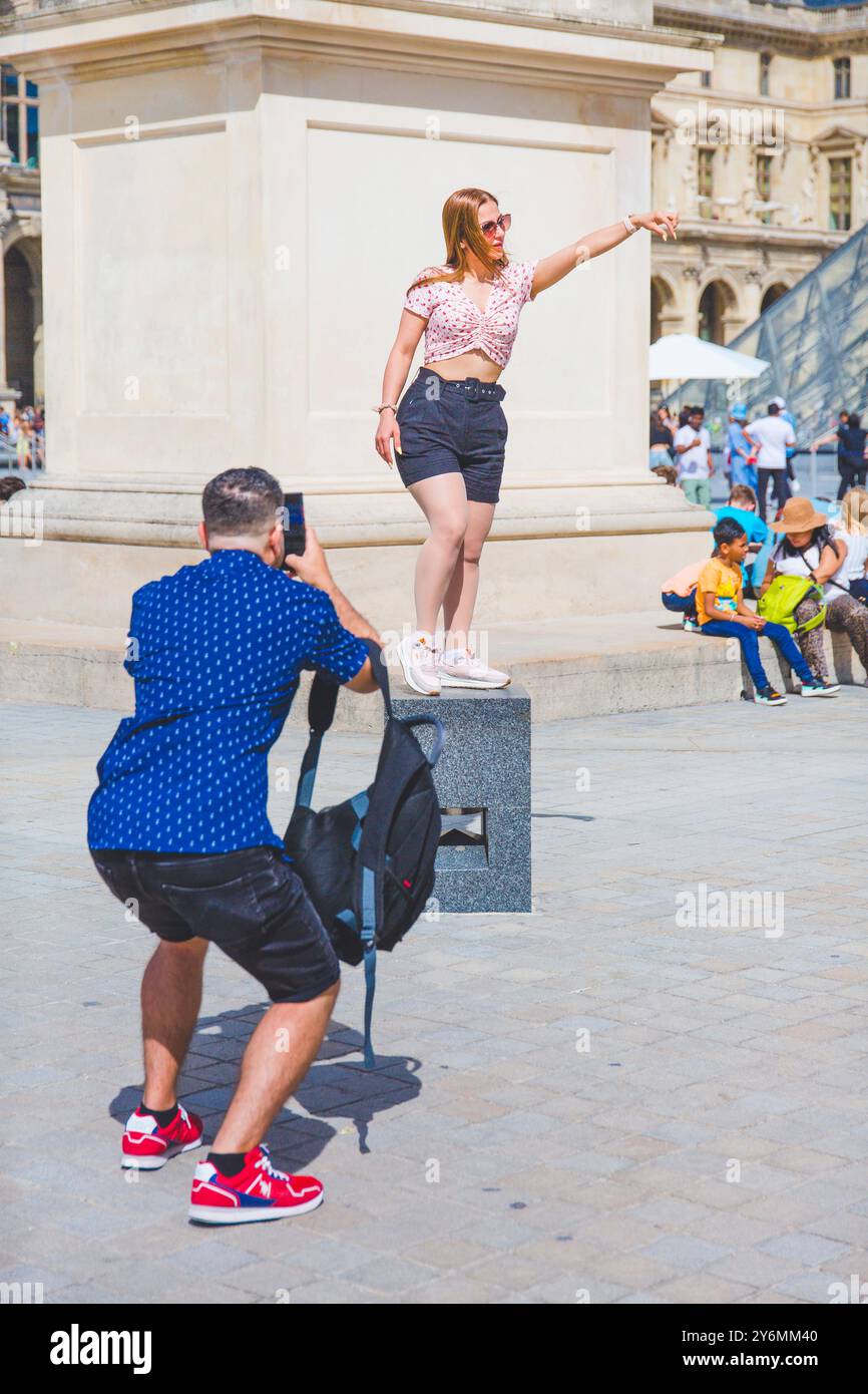 France, Ile-de-France, Paris, tourists taking pictures in front of the ...