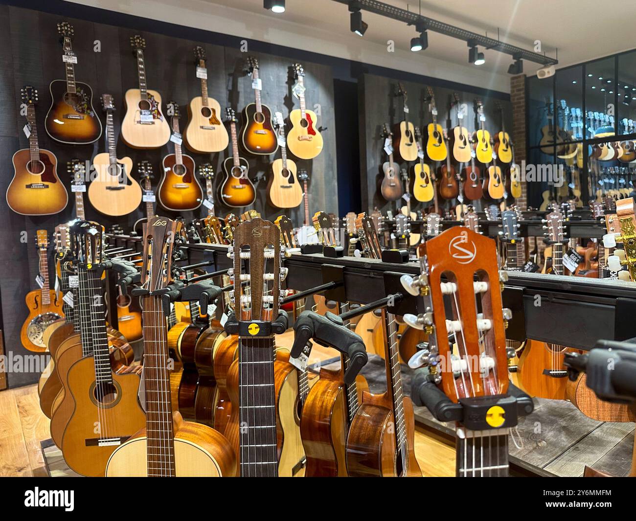 Music store interior hi-res stock photography and images - Alamy