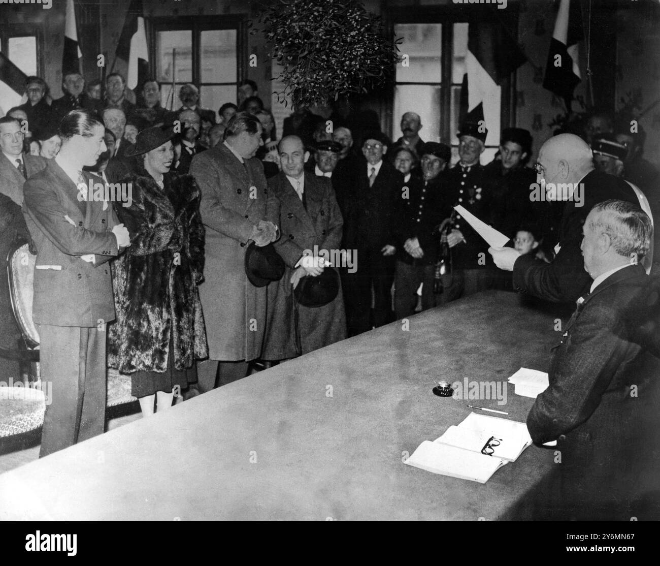Josephine Baker marries husband Jean Lion. The Mayor of Crevecoeur ...