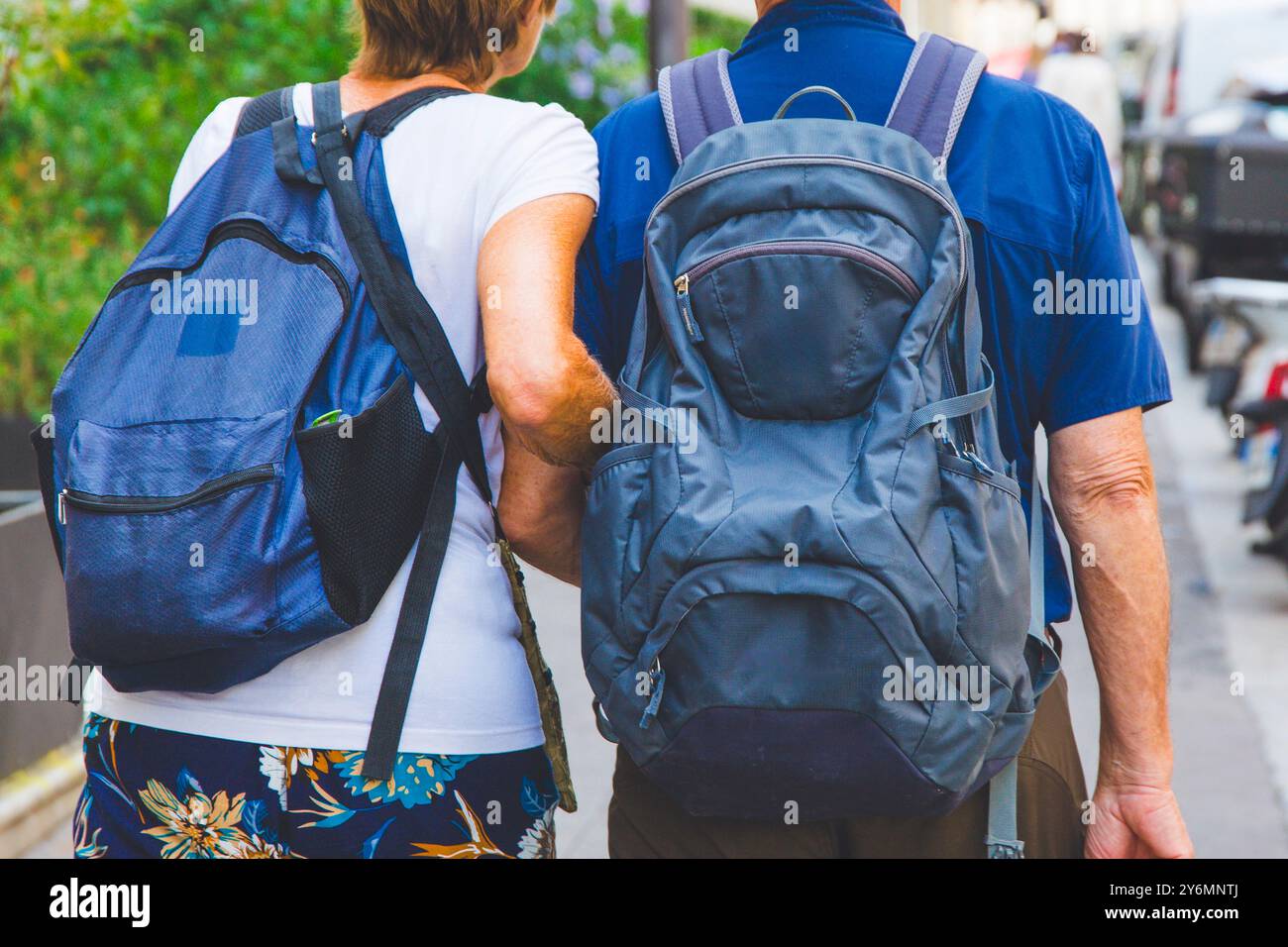 Senior couple, arm in arm with backpacks visiting Paris Stock Photo - Alamy