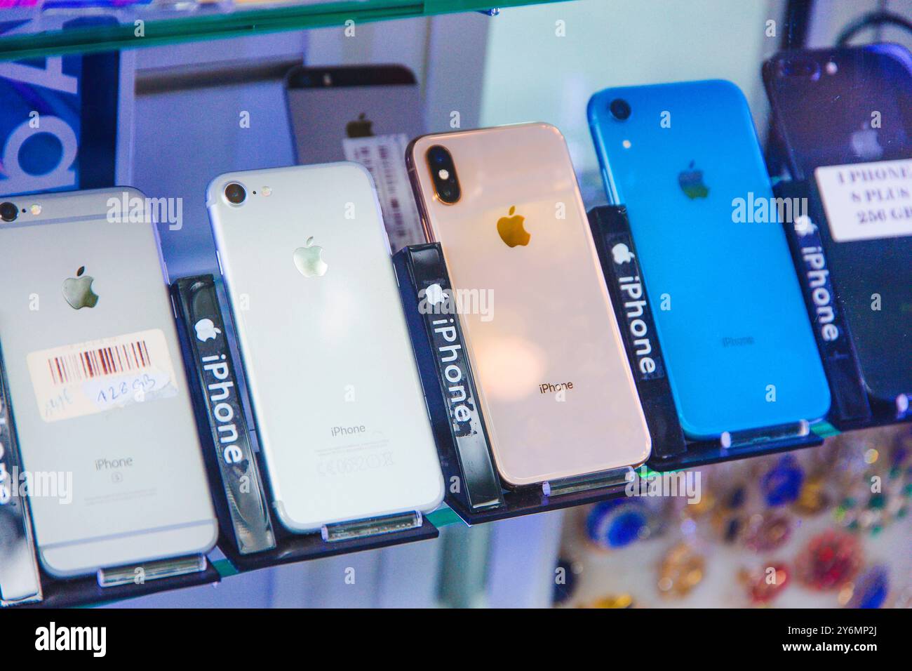 Refurbished apple hi-res stock photography and images - Alamy