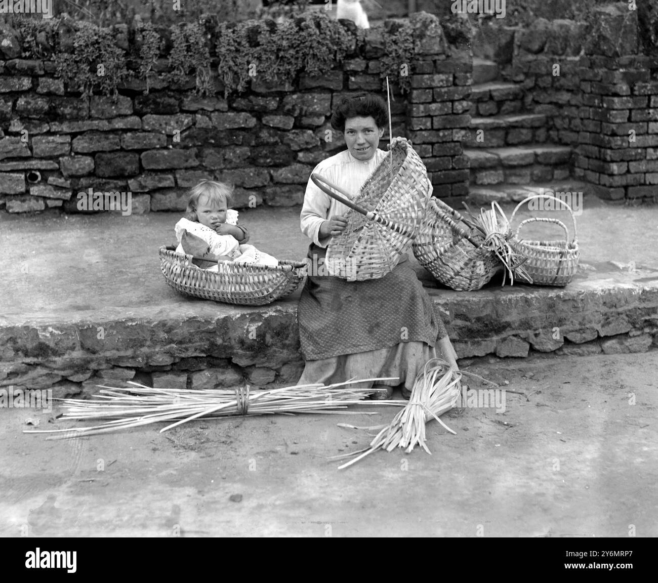 Basket Making at Busbridge. Slums Shoreditch Stock Photo - Alamy