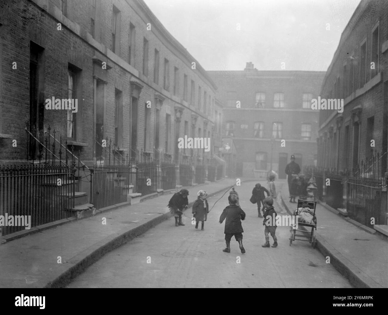 London Slum scenes. Off Louisa Place, Shoreditch Stock Photo - Alamy