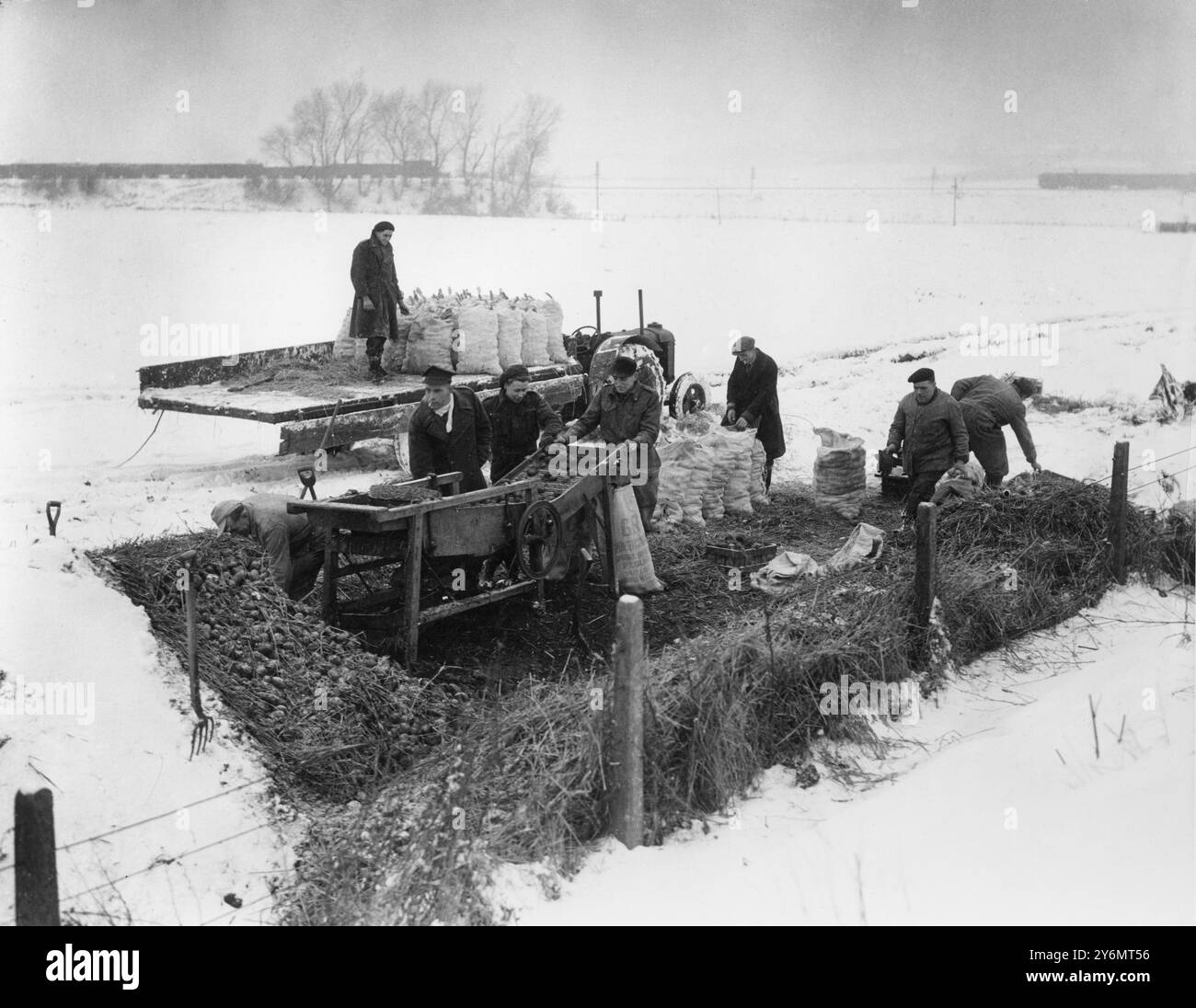 Snow 1947 hi-res stock photography and images - Alamy