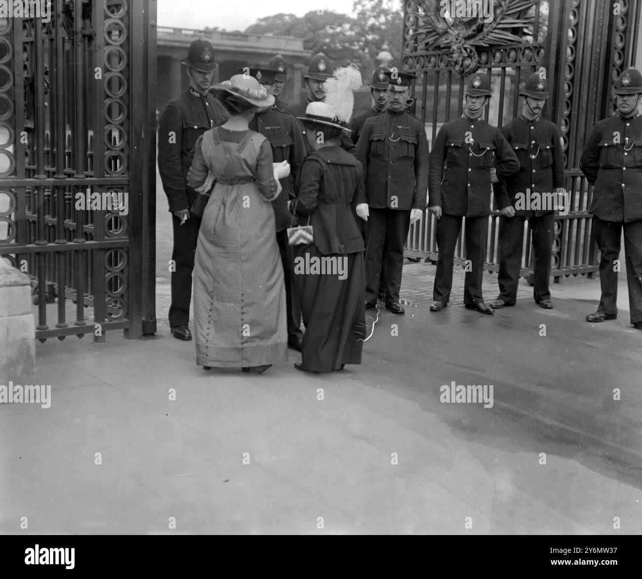 Suffragettes attempt to presents a petition to the King at Buckingham ...
