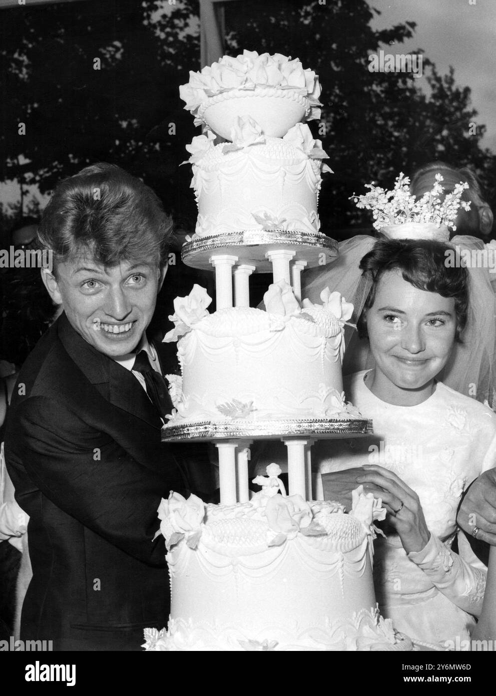 Tommy Steele with his bride Ann Donoghue. 1960 Stock Photo - Alamy