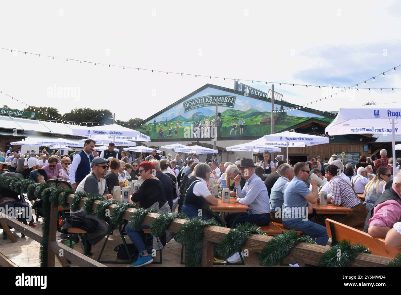 Boandlkrammerei Festzelt Biergarten Besucher Muenchen 25.09.24 ...