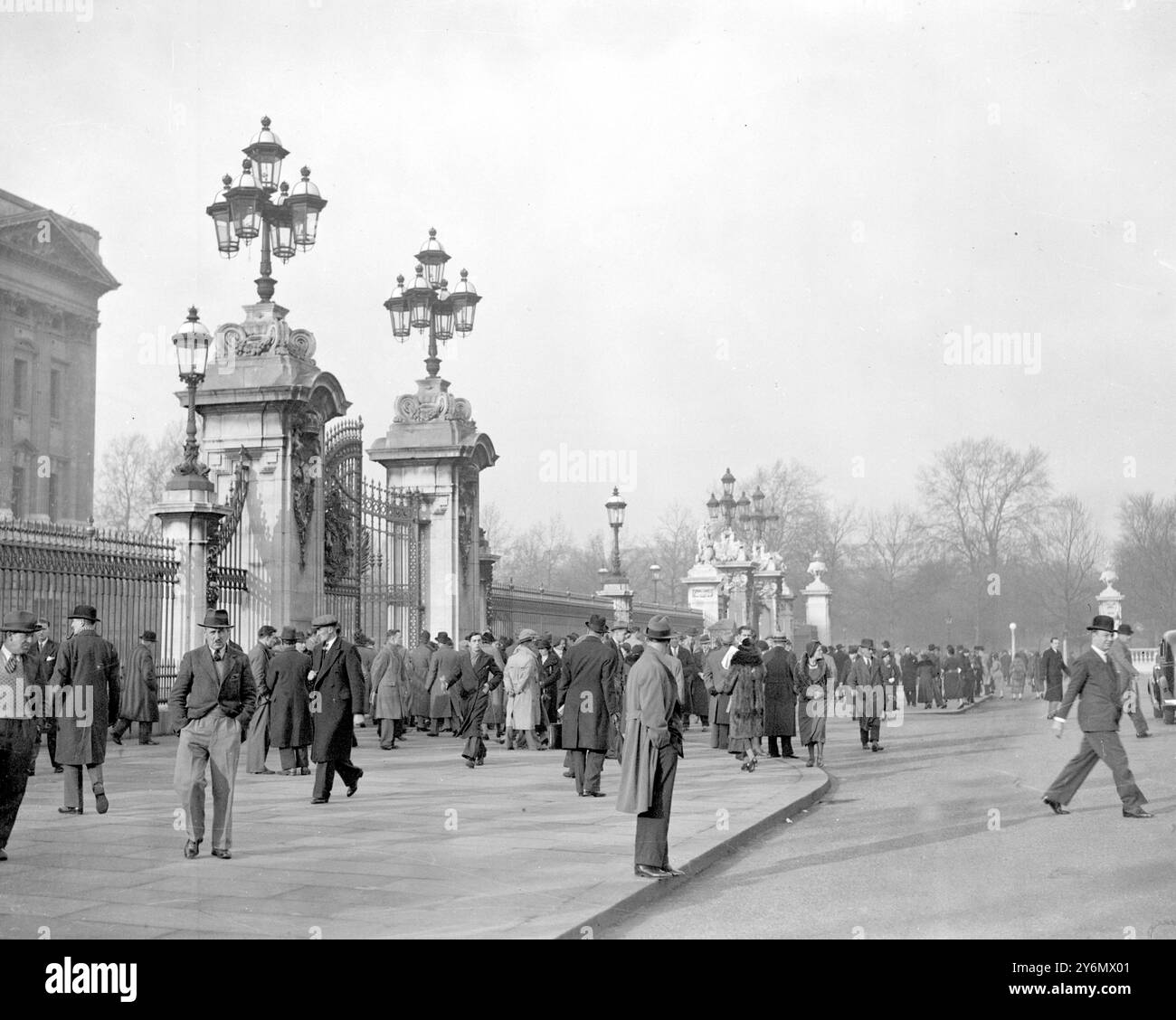 London At Buckingham Palace Waiting for news before the abdication of ...