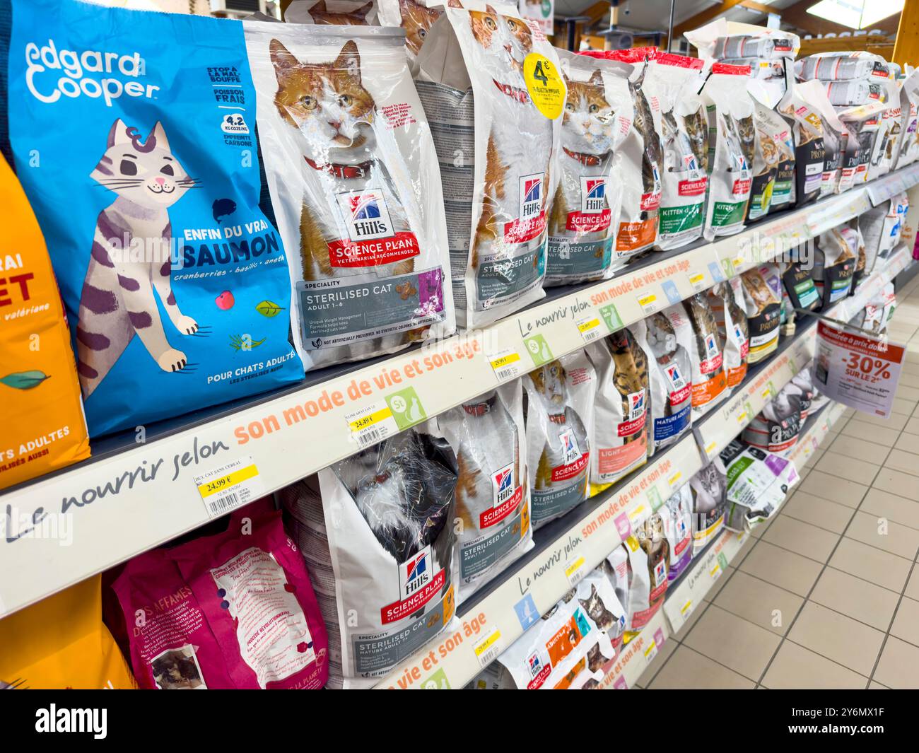 Cat food shelf Stock Photo - Alamy