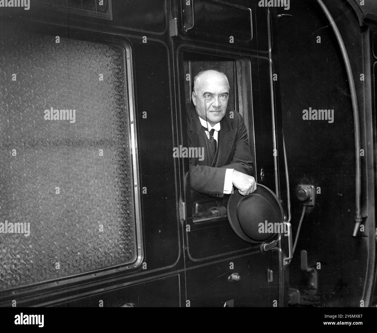 London. At Euston. Mr Linton Thorp, K.C., leaving Euston on the ...