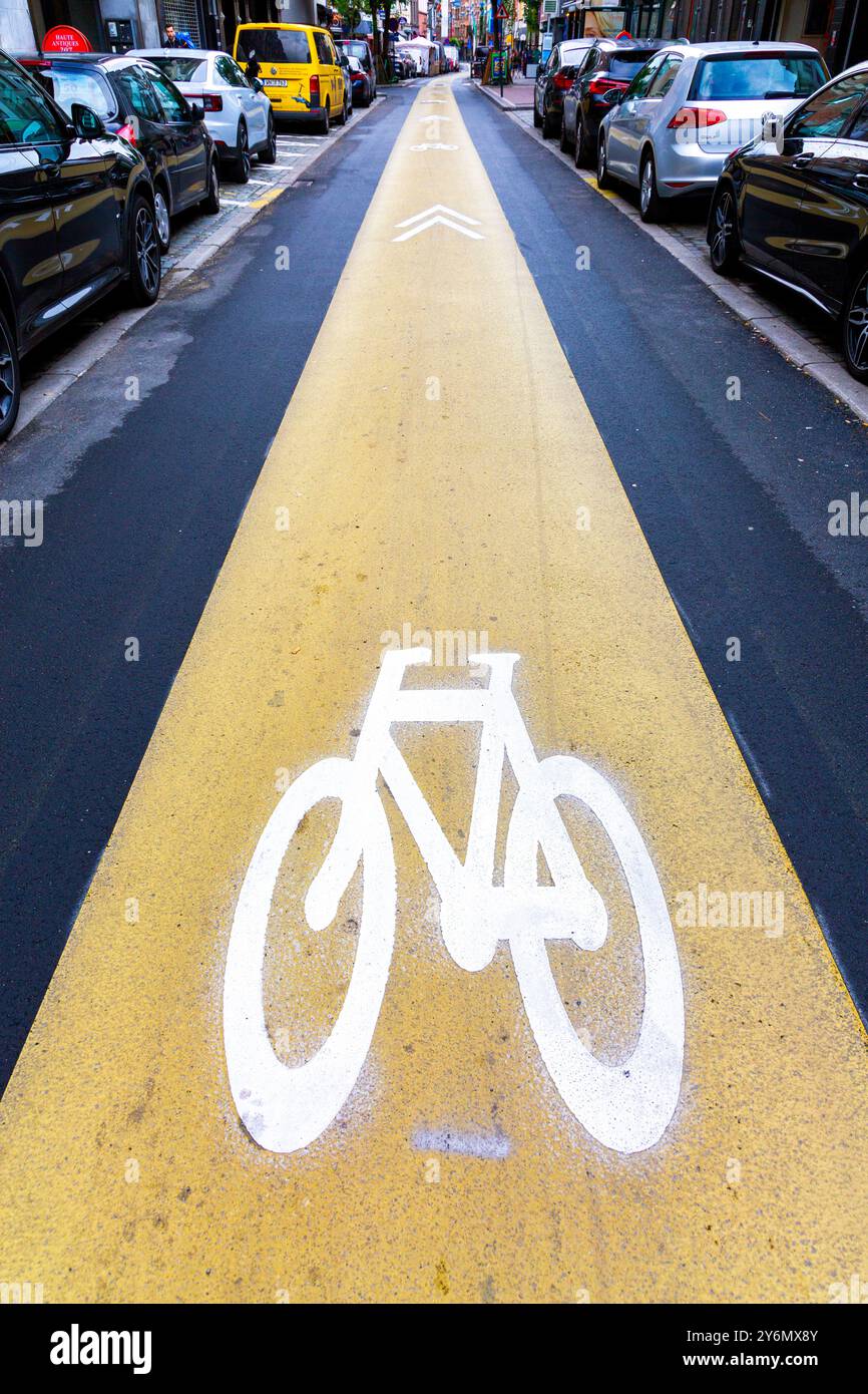 Belgium street cycle lane hi-res stock photography and images - Alamy