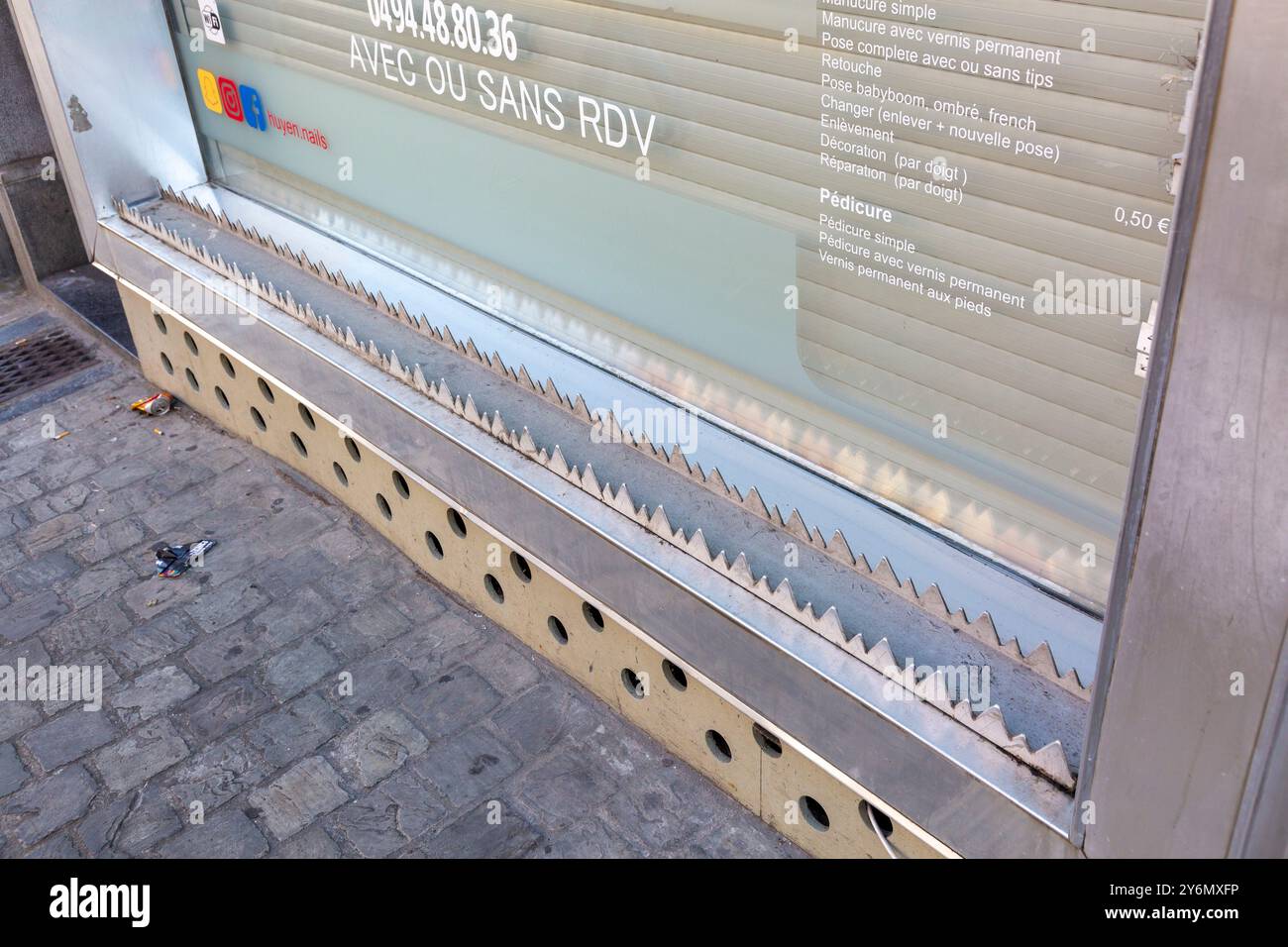 Anti homeless bench hi-res stock photography and images - Alamy