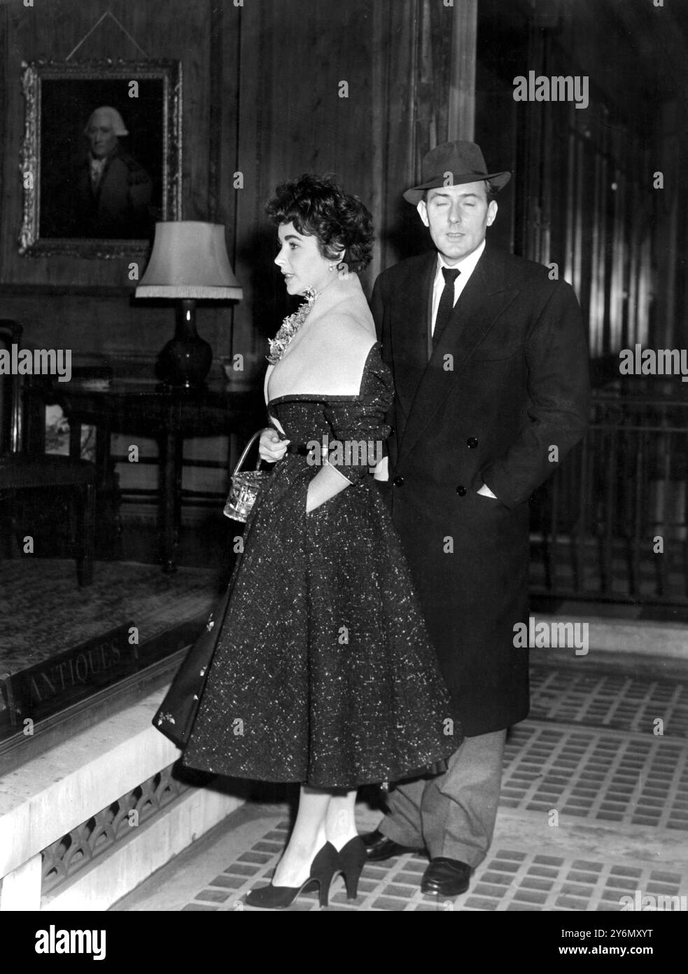 Actress Elizabeth Taylor and husband Michael Wilding go window shopping ...