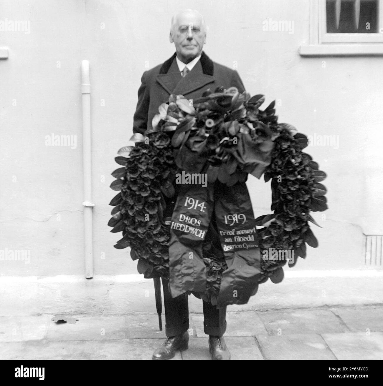 Welsh Council of League of Nation Lay wreath on the Tomb of the "Unkown ...